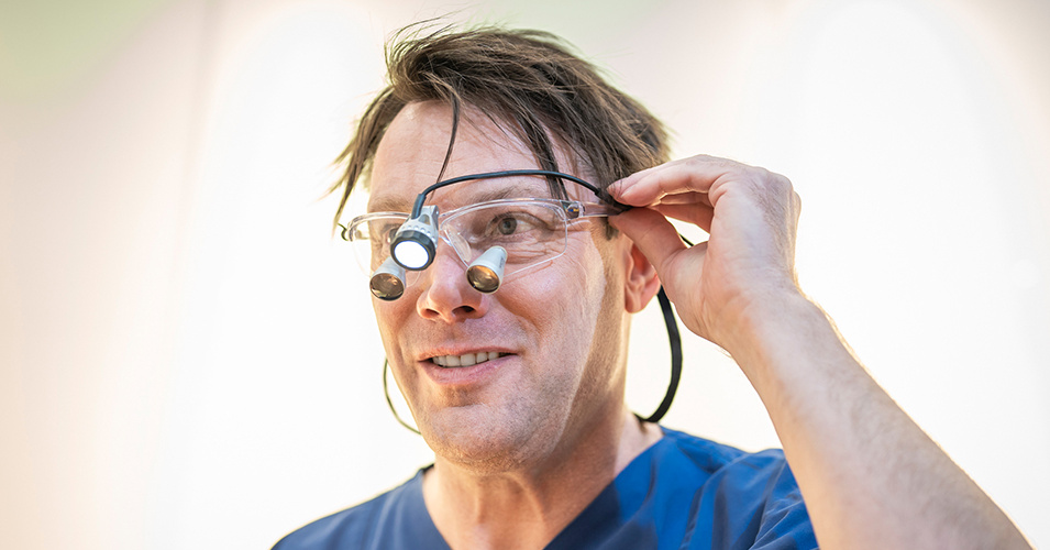 Zahnfleischrückgang (Gingivarezession): Ursachen, Symptome, Therapien