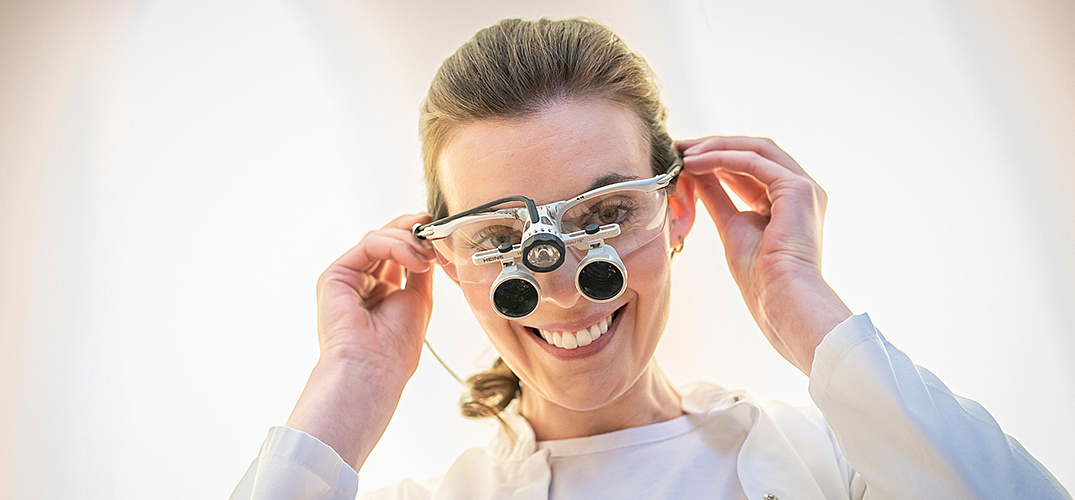 Zahnfleischrückgang (Gingivarezession): Ursachen, Symptome, Therapien